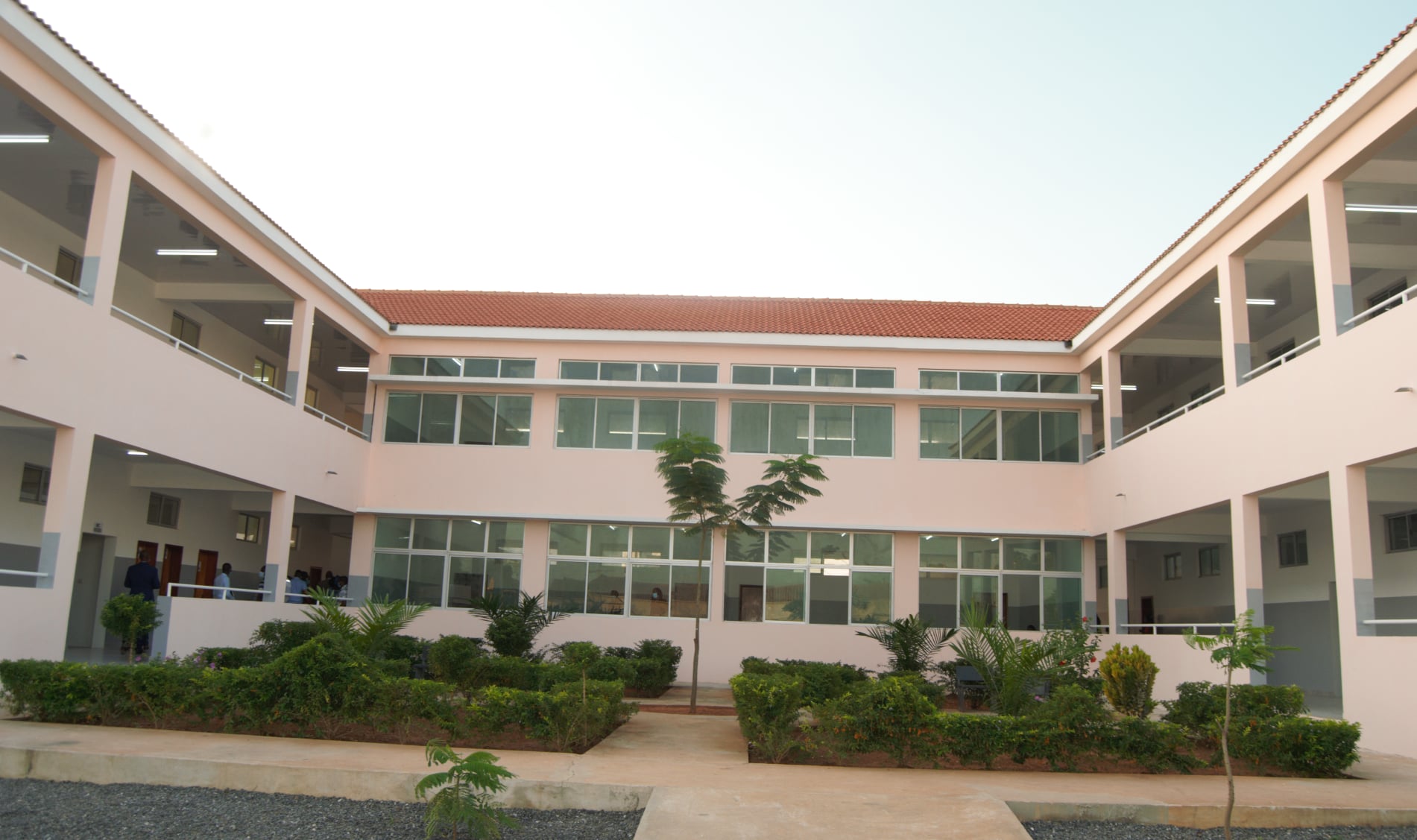 Governadora de Luanda inaugura complexo escolar com capacidade para ...