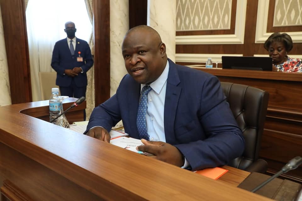 Mais autocarros e escolas para a capital. “Para cobrir o défice Luanda ...