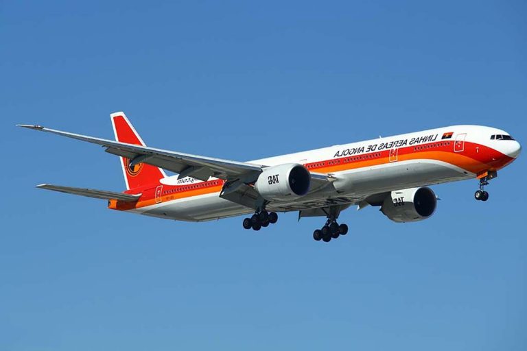 TAAG recebe em 2024 novas aeronaves de tipo AIRBUS 220 com um ...