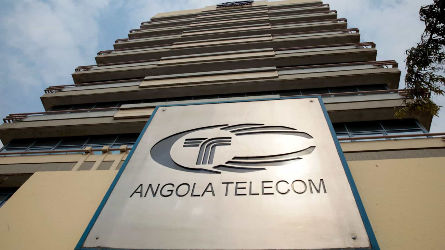 IGAPE descarta privatização da Angola Telecom. Mais de 800 clientes ...