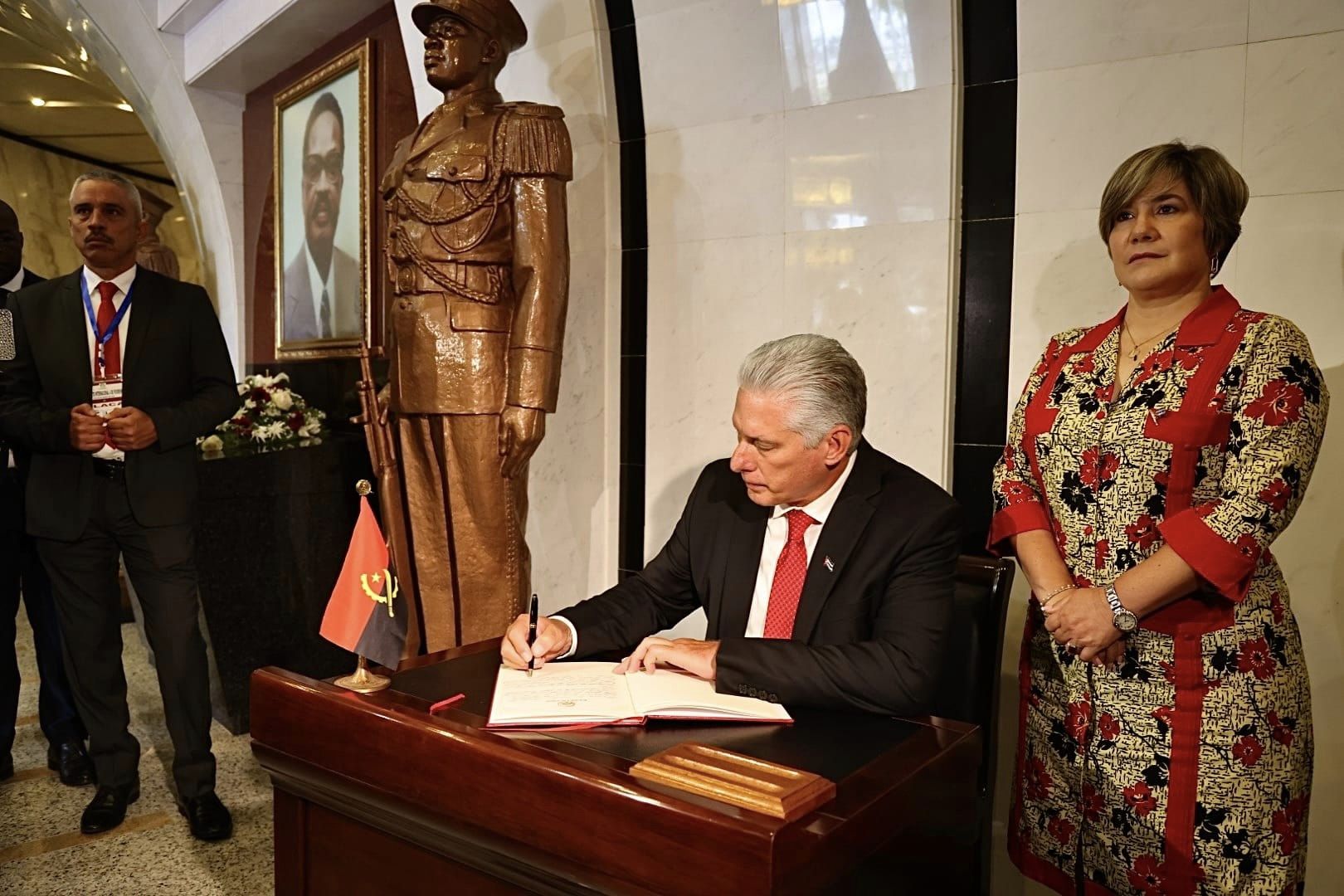 Estadista cubano rende homenagem ao primeiro Presidente de Angola – RNA