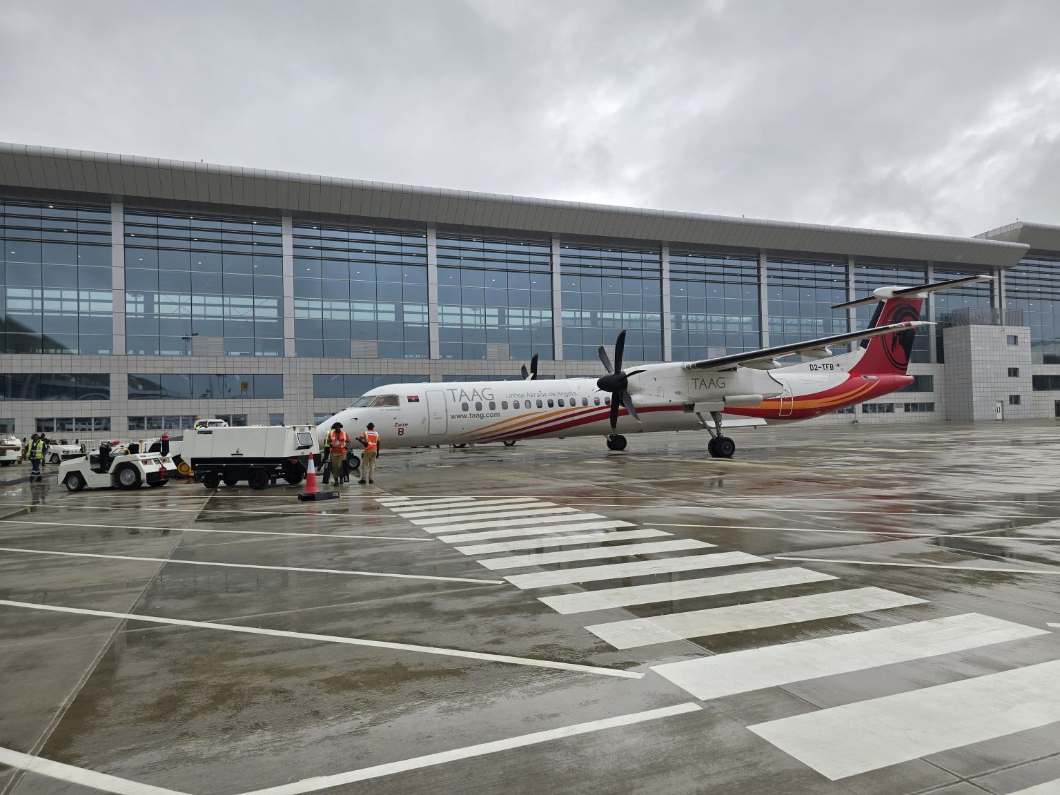TAAG. Voos de Kinshasa, Brazaville e todas as ligações domésticas no ...
