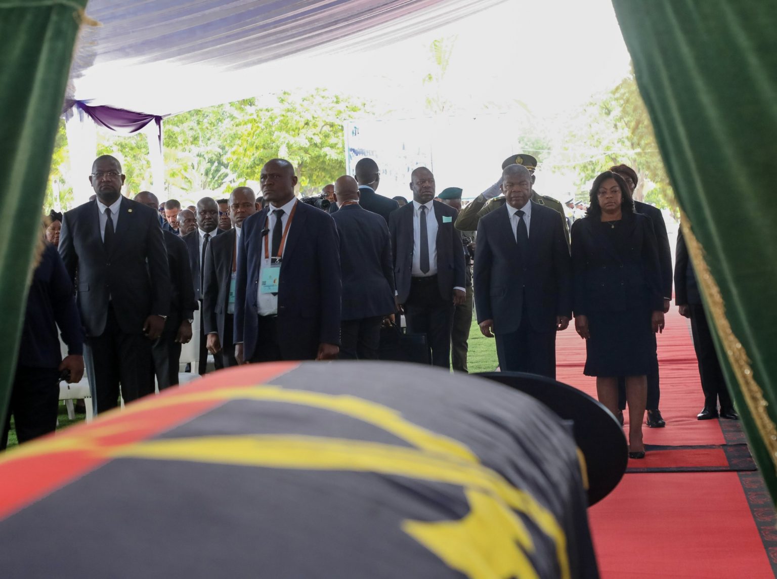 General Alberto Neto é sepultado em Luanda com honras de Estado – RNA