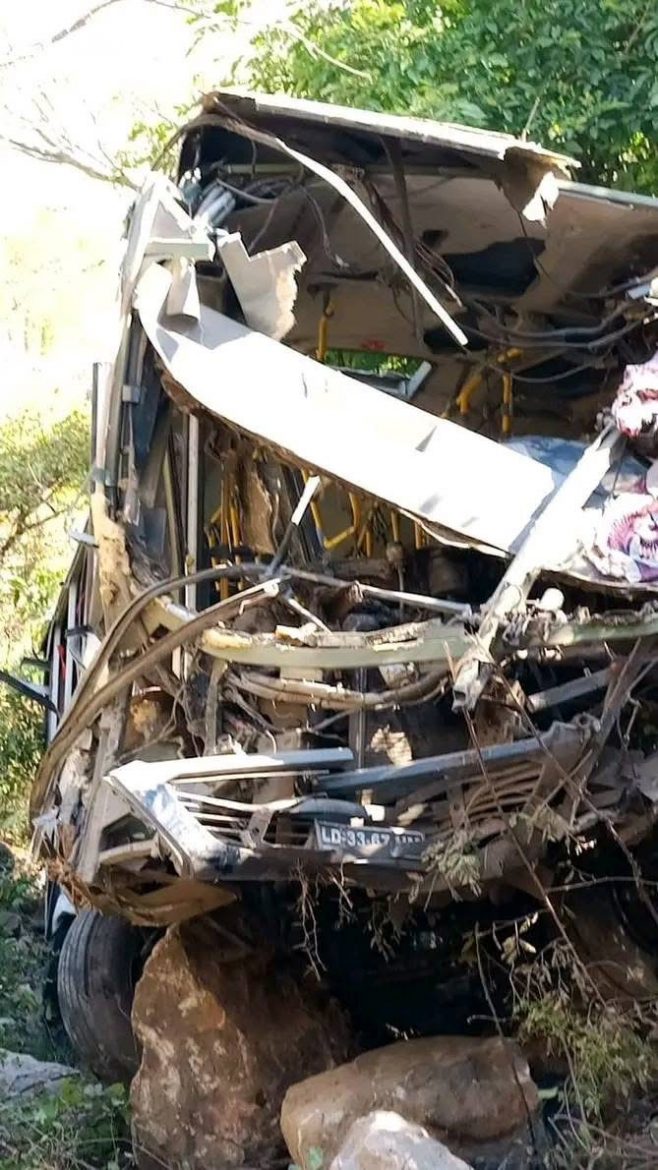 Autocarro embate contra um camião de carga na Serra da Leba e resulta ...