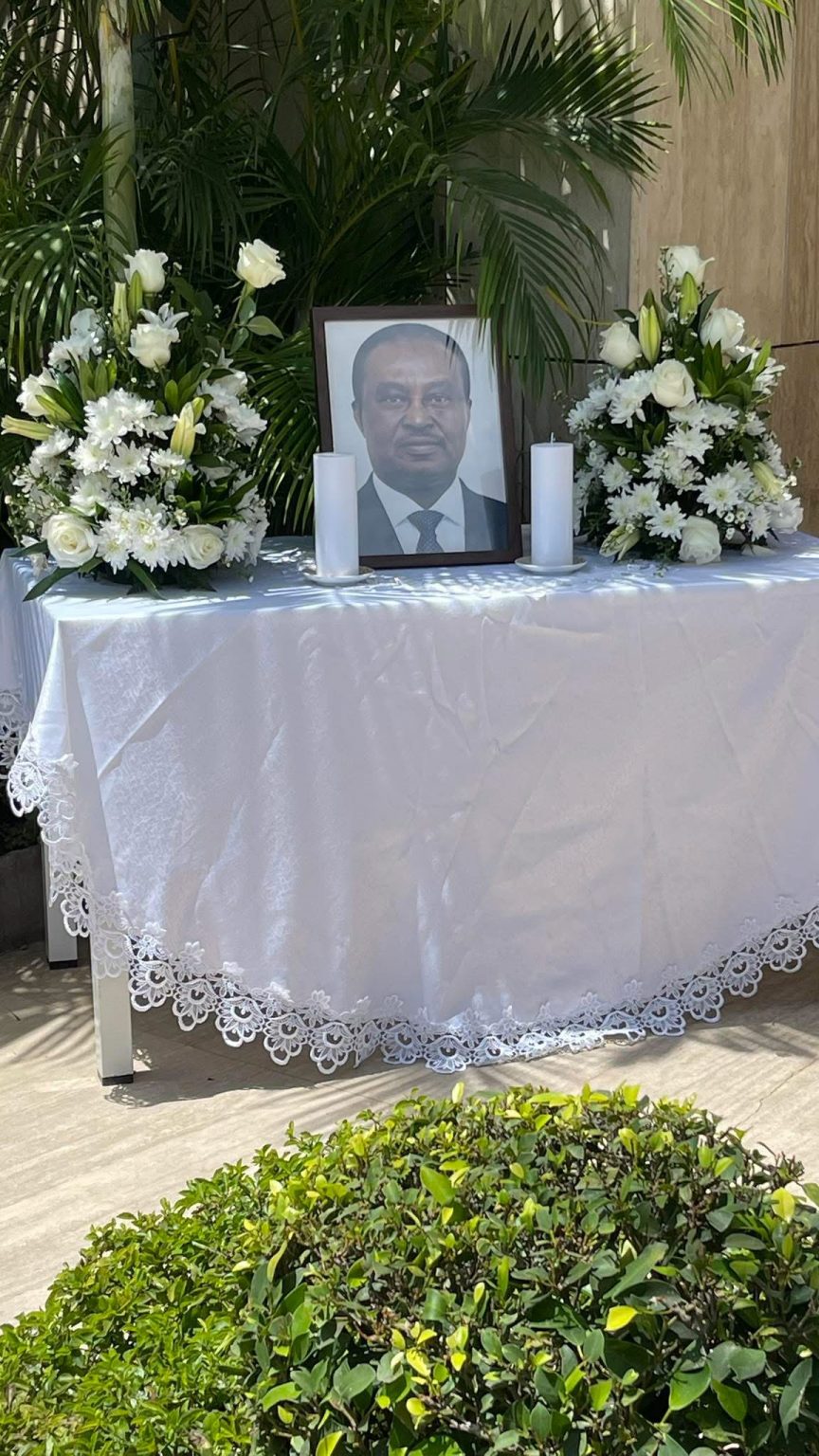 Familiares e amigos de Fernando da Piedade Dias dos Santos “Nandó ...